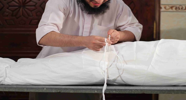 Bolehkan Memakai Kain Kafan Selain Warna Putih? Simak Panduannya!