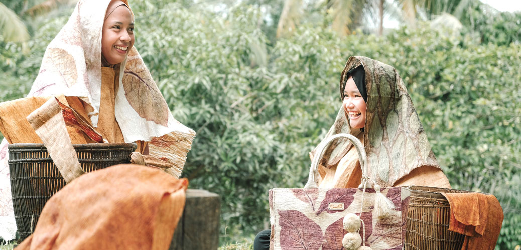 Kain Lantung, Bahan Pakaian Dari Kulit Kayu Yang Jadi Saksi Bisu ...