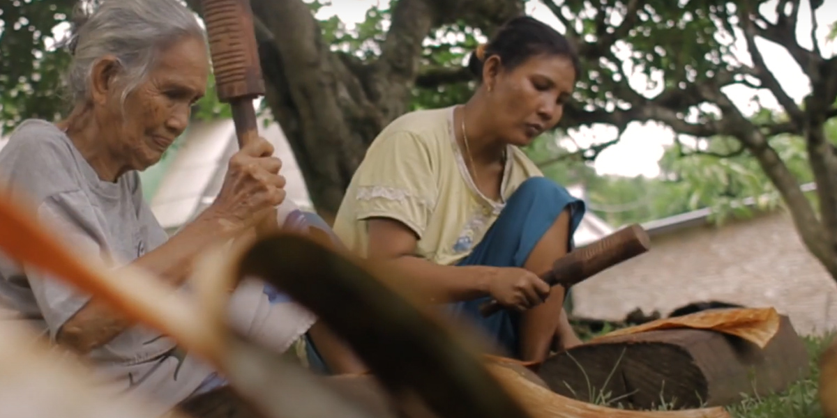 Kain Lantung, Bahan Pakaian Dari Kulit Kayu Yang Jadi Saksi Bisu ...