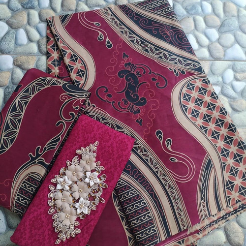 Batik Dan Kain Emboss, Perpaduan Sempurna Untuk Tampil Menawan