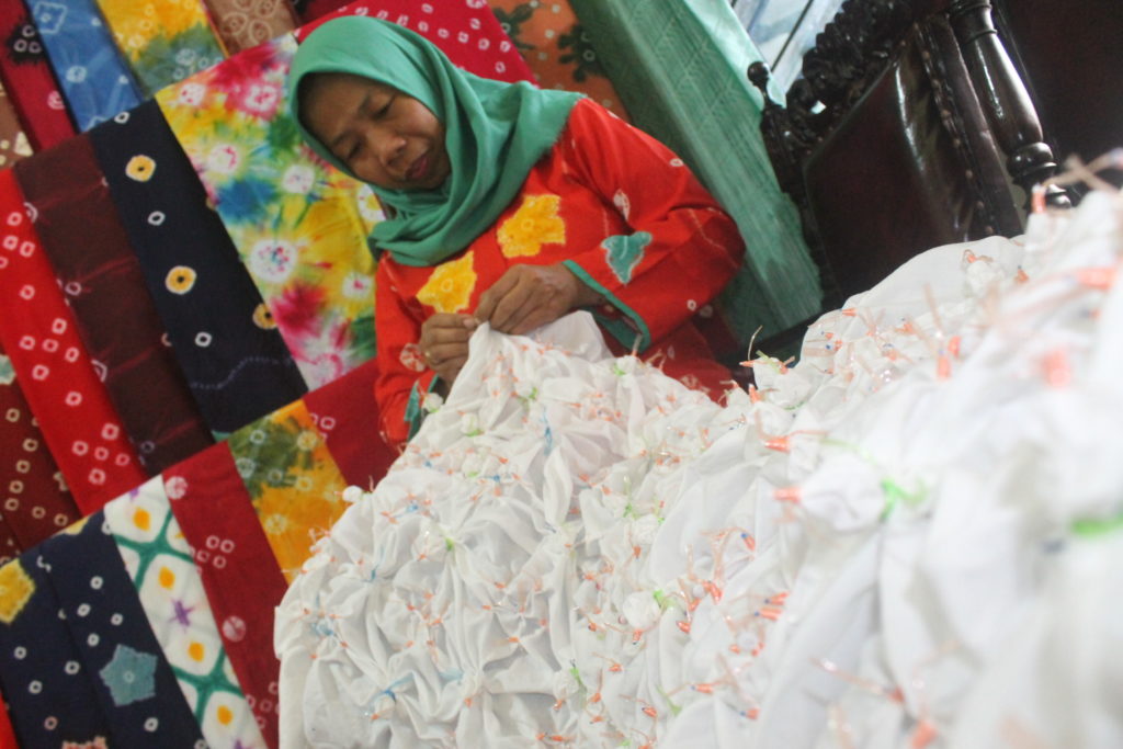 Cantiknya Kain Jumputan, Kreasi Inovasi Batik Modern