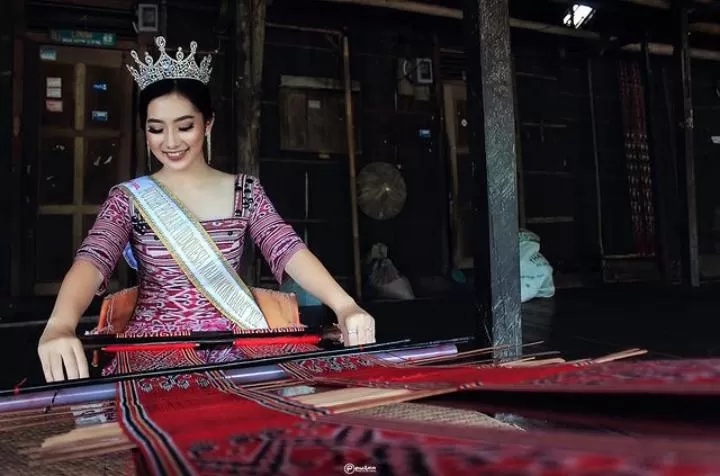 Sempat Dilirik Negara Tetangga, Inilah Pesona Kain Tenun Ikat Sintang