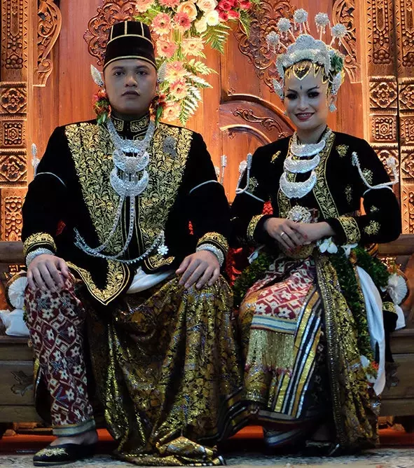 7 Pakaian Adat Jawa Tengah Dan Makna Filosofisnya