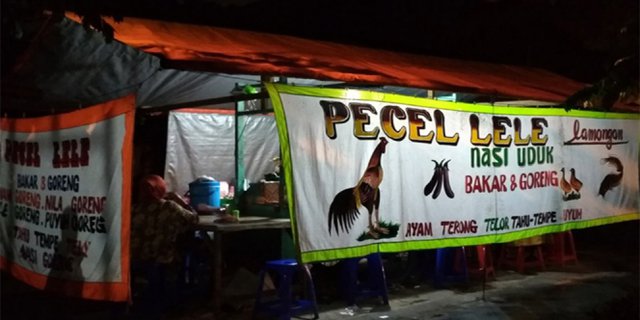 Fakta Spanduk Pecel Lele Yang Sangat Ikonik